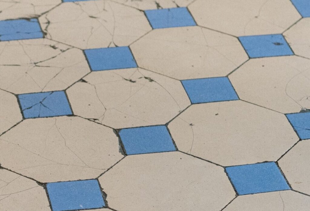 Reparar baldosa suelta sin quitarla: guía paso a paso • Herramientas ...